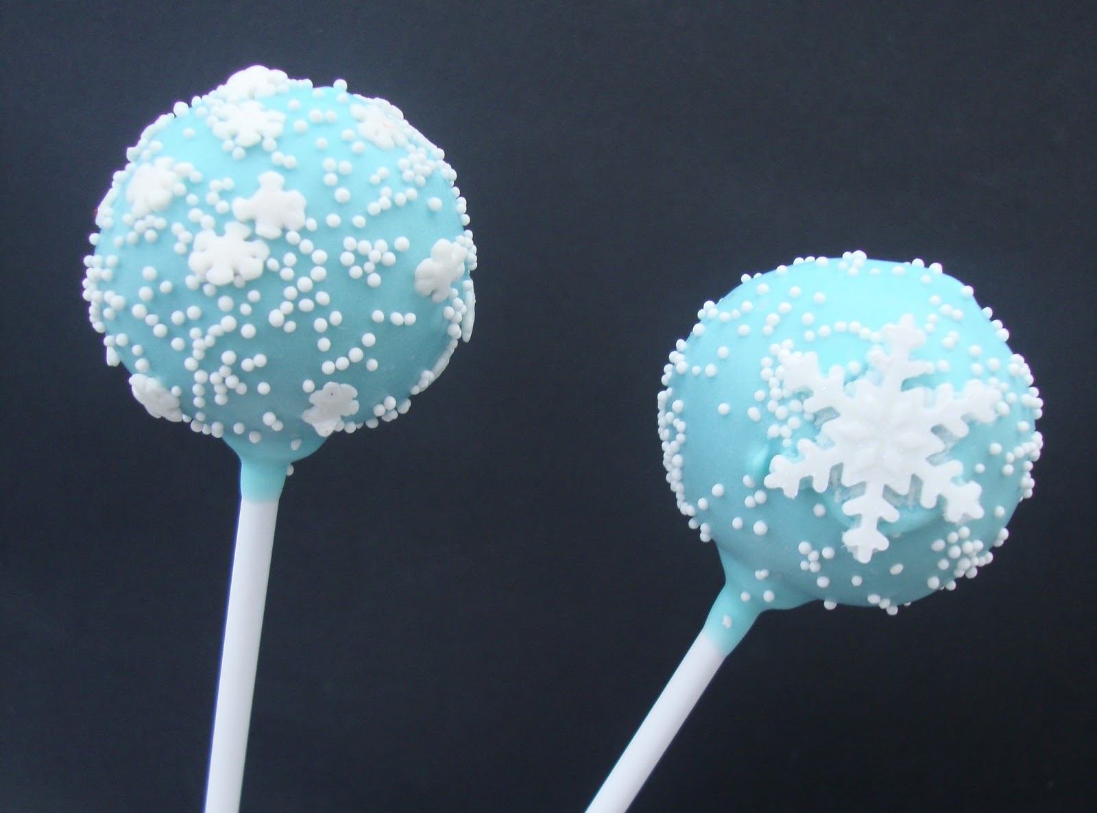 popits cake pops: Christmas snowflake cake pops