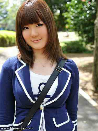 Momoka Nishina Biografi