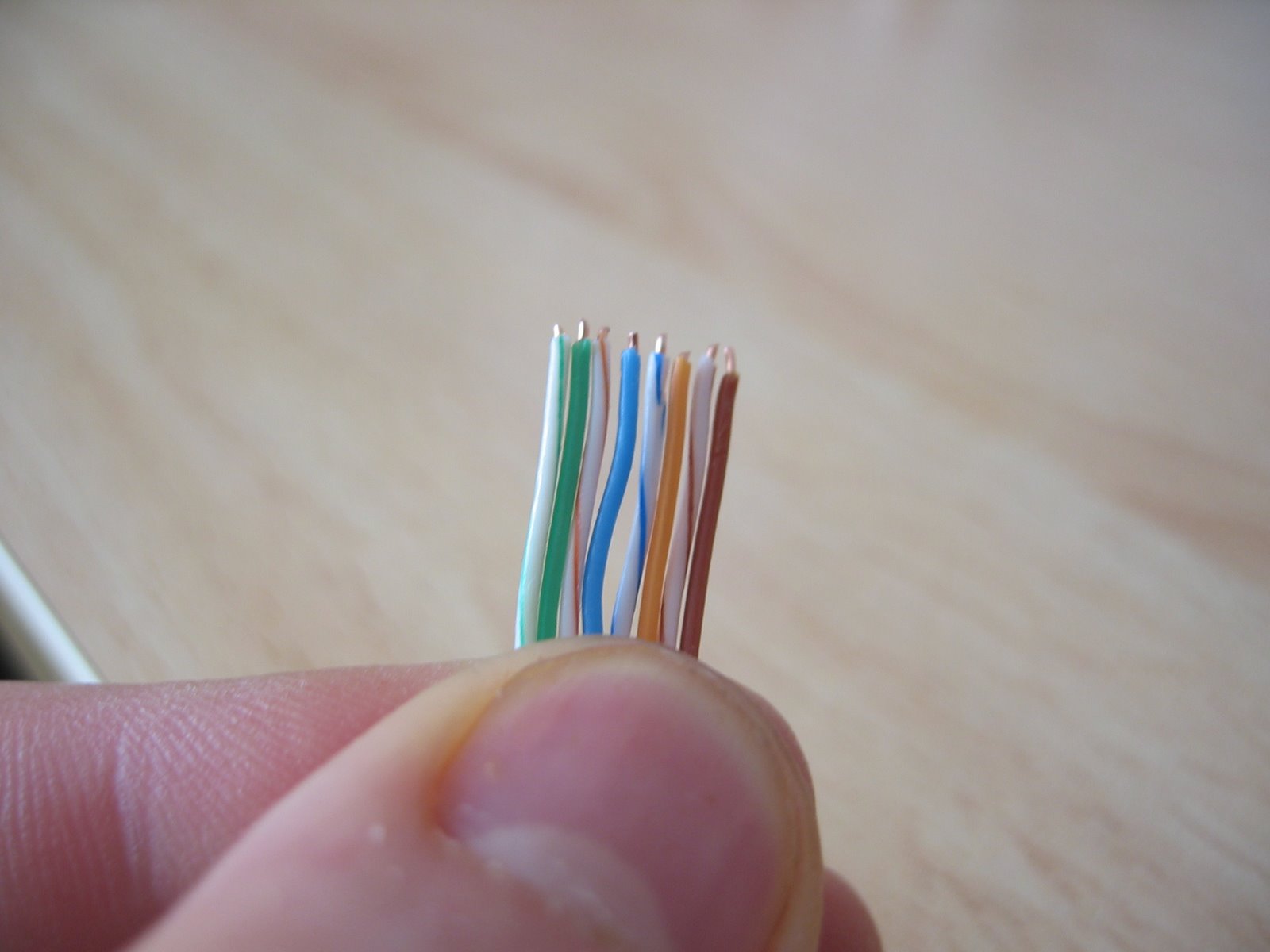 Como introducir un cable UTP a un conector RJ-45