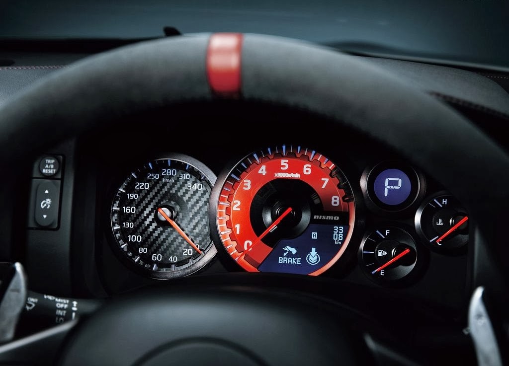 APRESENTAÇÃO: Nissan GT-R (MY 2014). Nissan GT-R NISMO. - COCKPIT AUTOMÓVEL