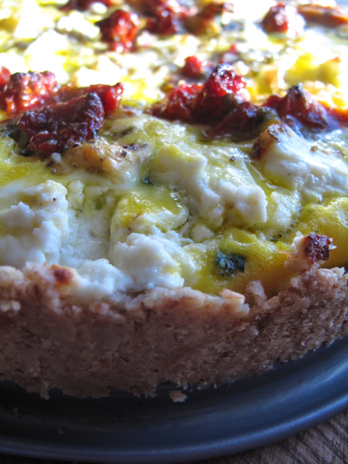 Paj med fetaost, soltorkade tomater och ruccola