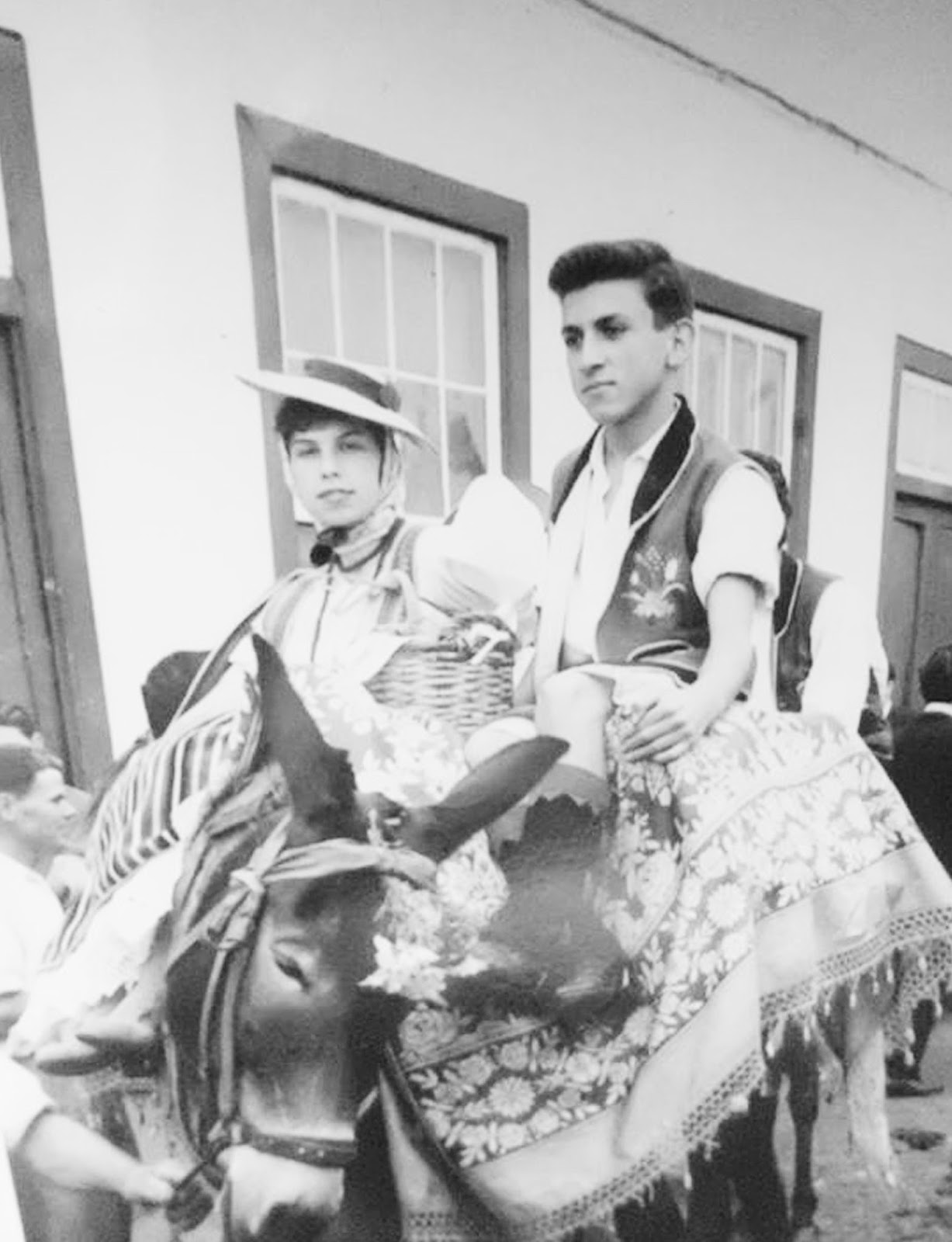 EFEMÉRIDES: LALA Y ENRIQUE EN MULA POR SAN ISIDRO 1961