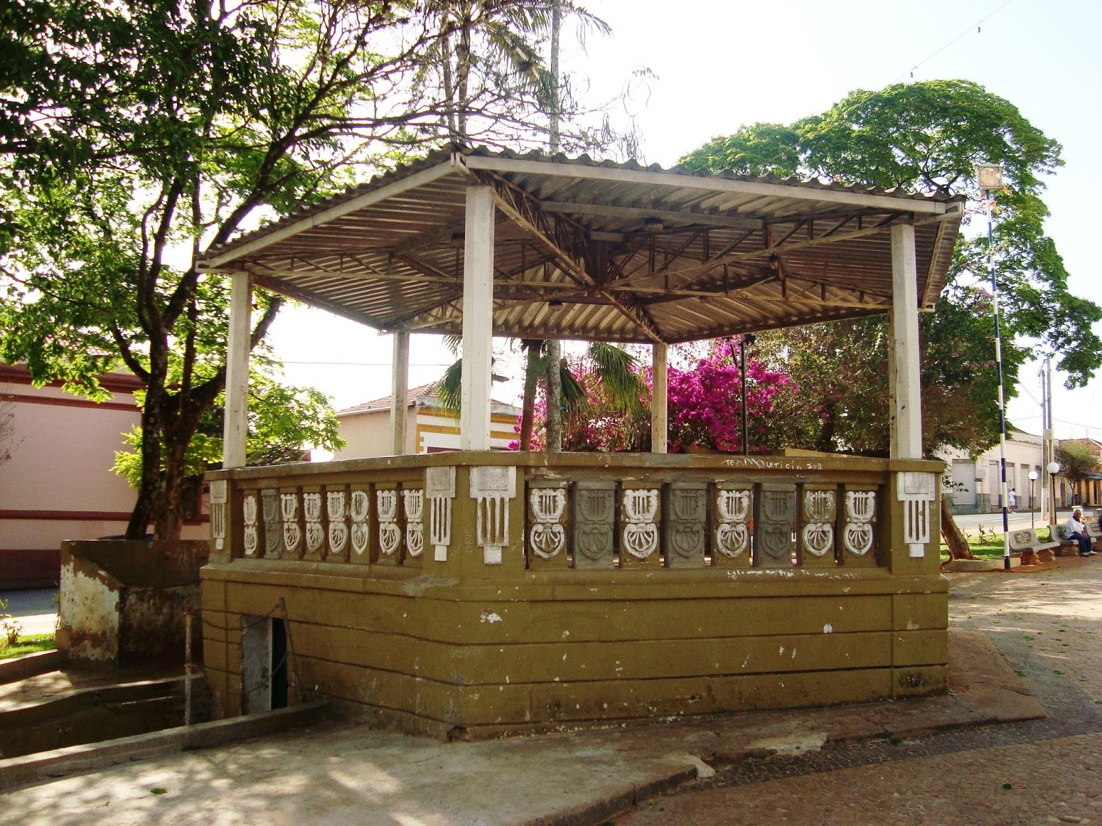 Dourado Online: Praça São João Batista - Dourado, SP.
