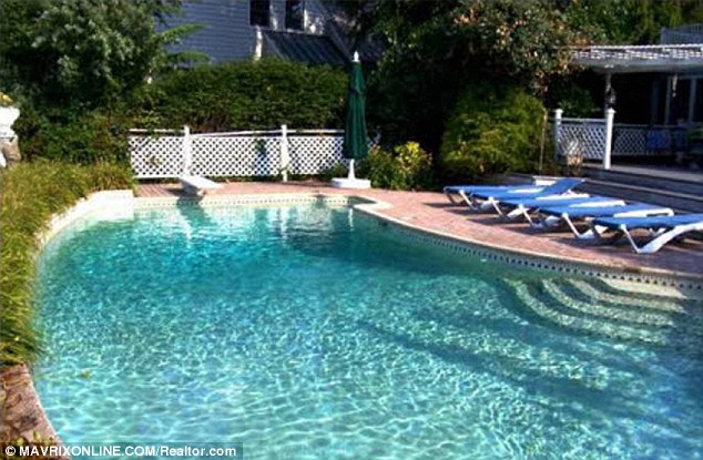 Redefining the Face Of Beauty : HOUSE OF THE WEEK! Amityville-horror-house!