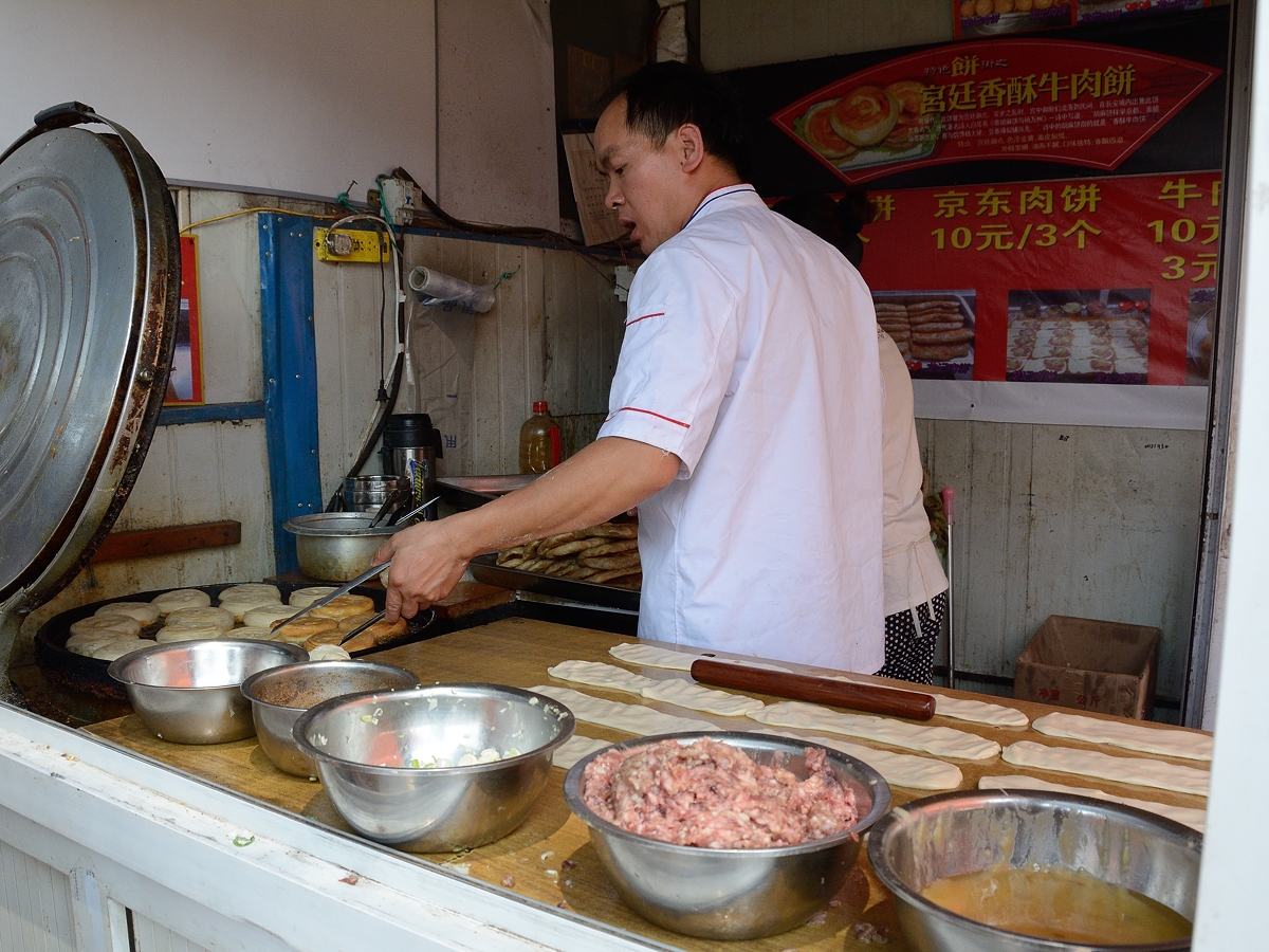 Tom and Margot's Adventures in Photography: Fahaisi Market and Temple