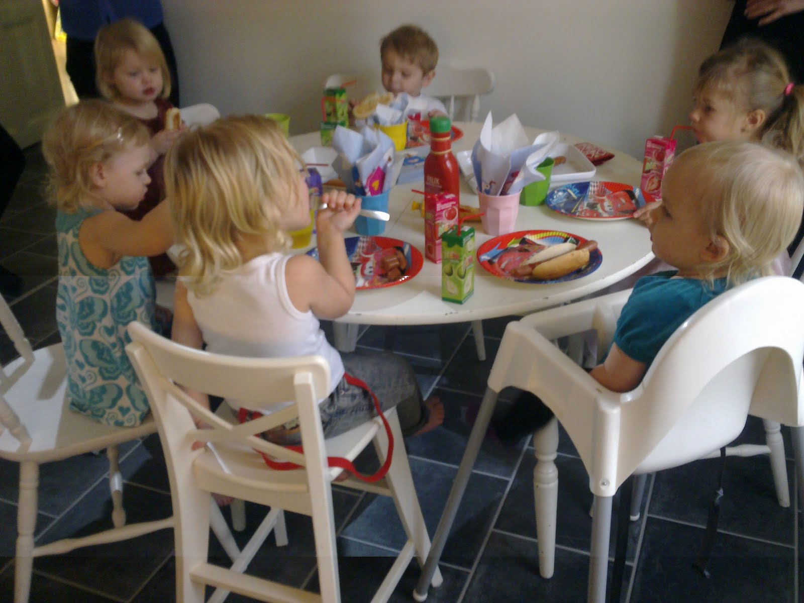 Akiz hörna: Sidden fyller 2 och Alven går på två kalas!