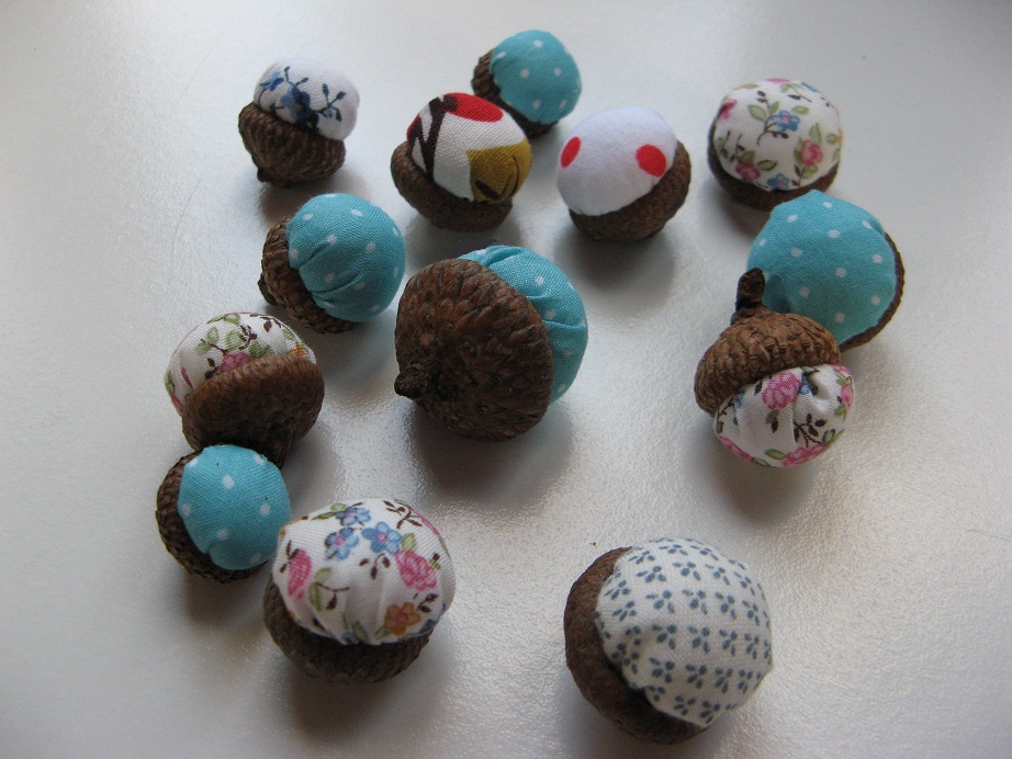Gingham Cherry: Day 19 - Fabric acorn tutorial