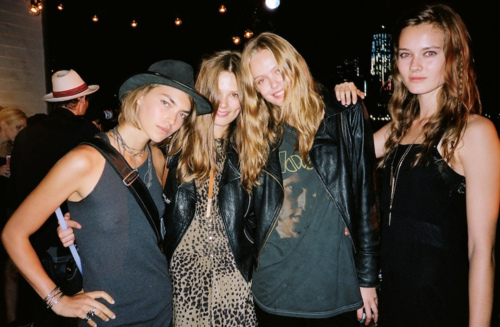 スーパーモデルの私服スナップ Arizona Muse, Caroline Brasch Nielsen, Frida Gustavsson ...