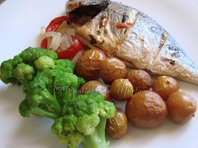 O Cantinho da Marta: Dourada Assada com Batatinhas com Pele