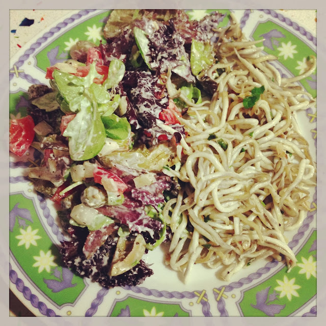 Gulas al ajillo y ensalada con salsa de yogurt griego - La dieta ALEA ...