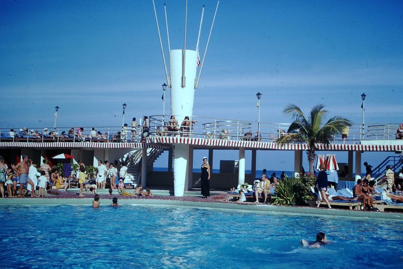 29 Found Photos That Capture American People Enjoying the Sun and Water ...