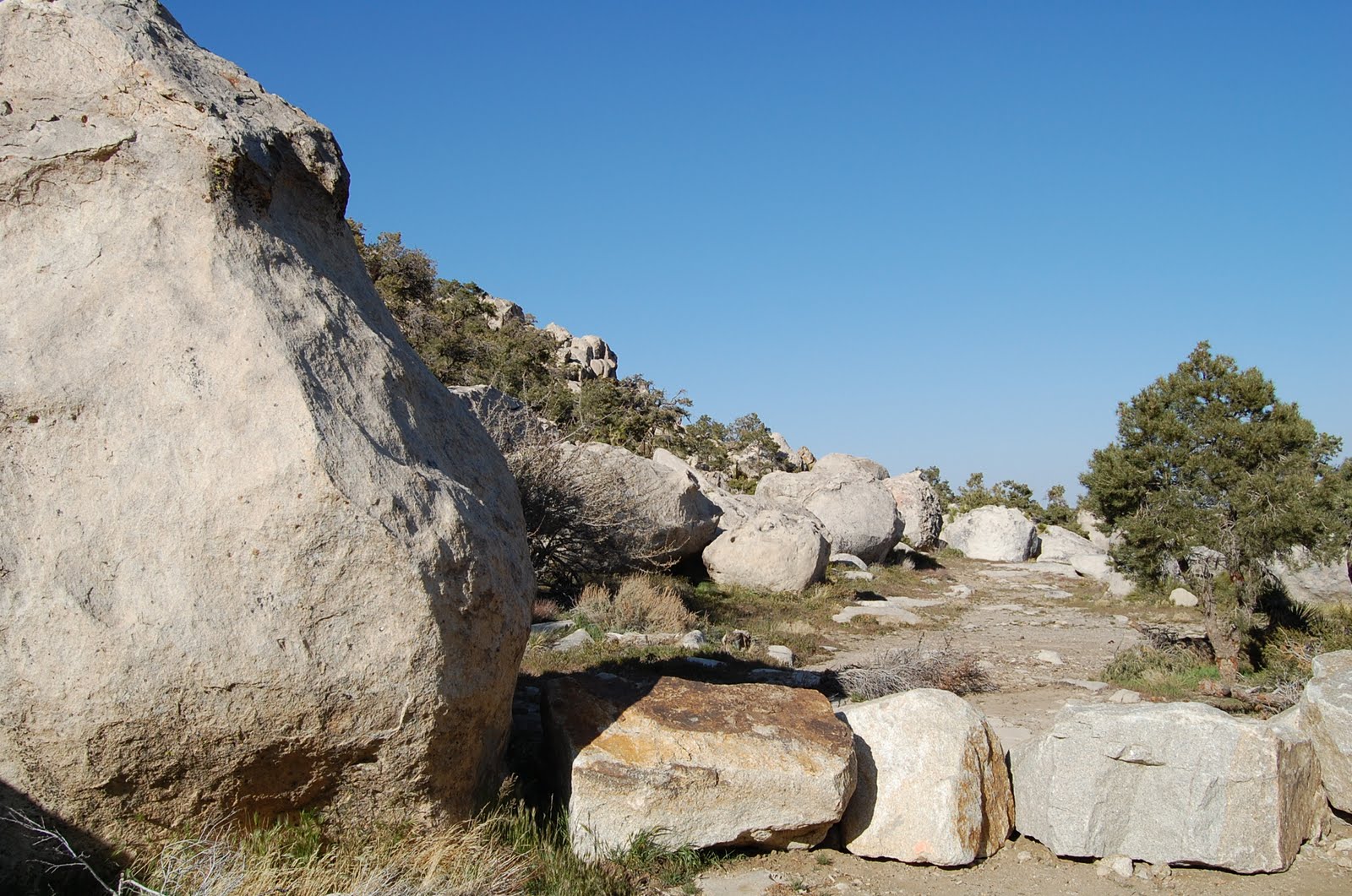 Big Bear Bouldering: Backside area....and the worlds oldest trash