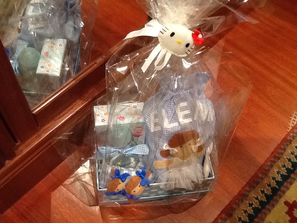 Envolver regalos con celofán | Cosas de mamás y peques