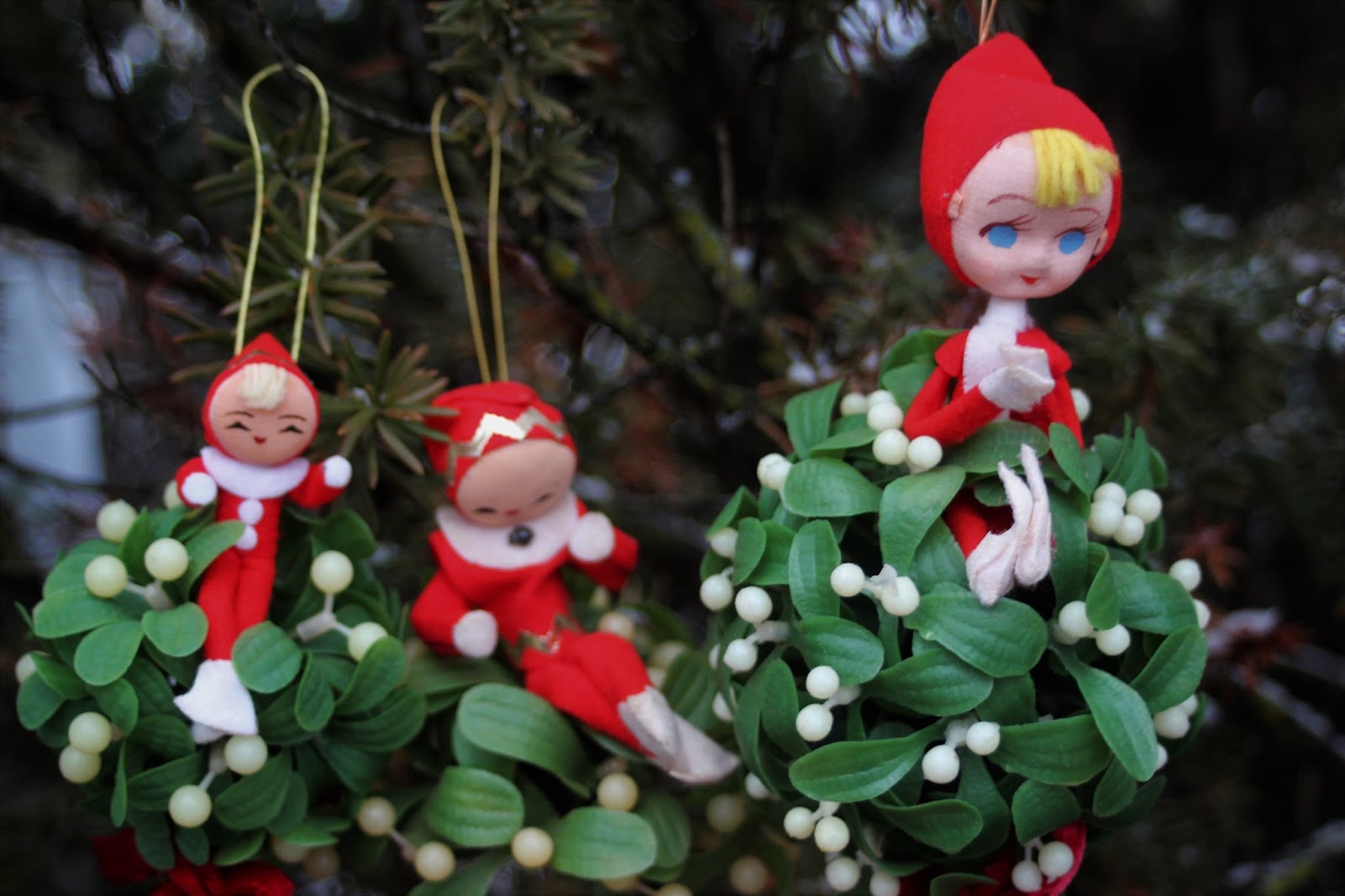 PLANET OF THE DOLLS: Doll-A-Day 2017 #362: Mistletoe Pose Dolls