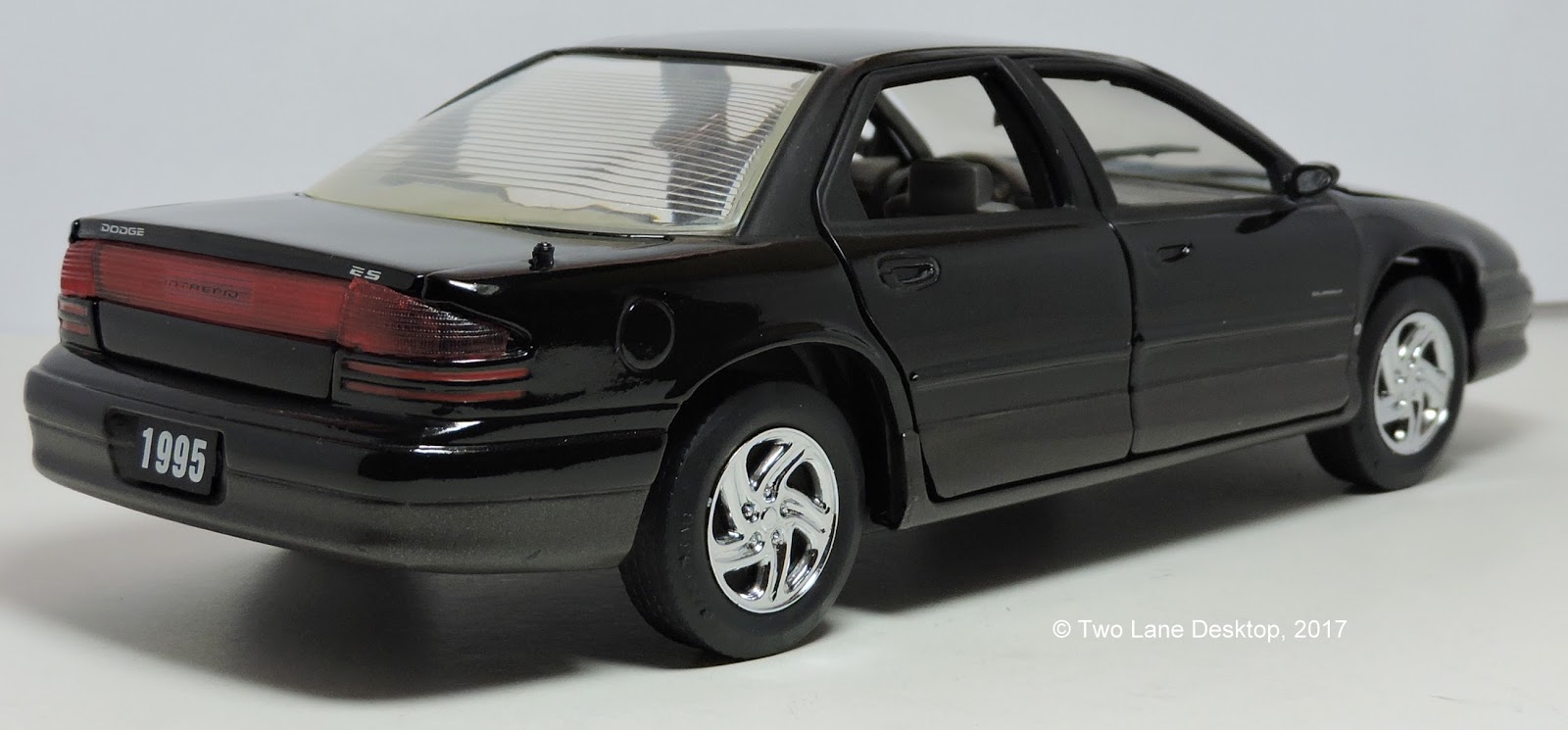 Brookfield Collector's Guild 1:25 1995 Dodge Intrepid ES