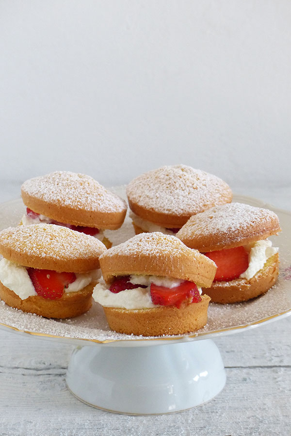 Mini Victoria Sponge con crema alla ricotta e fragole - S&V a colazione