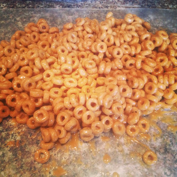 Eating Clean and Saving Green: Ooey Gooey Cheerio Treats