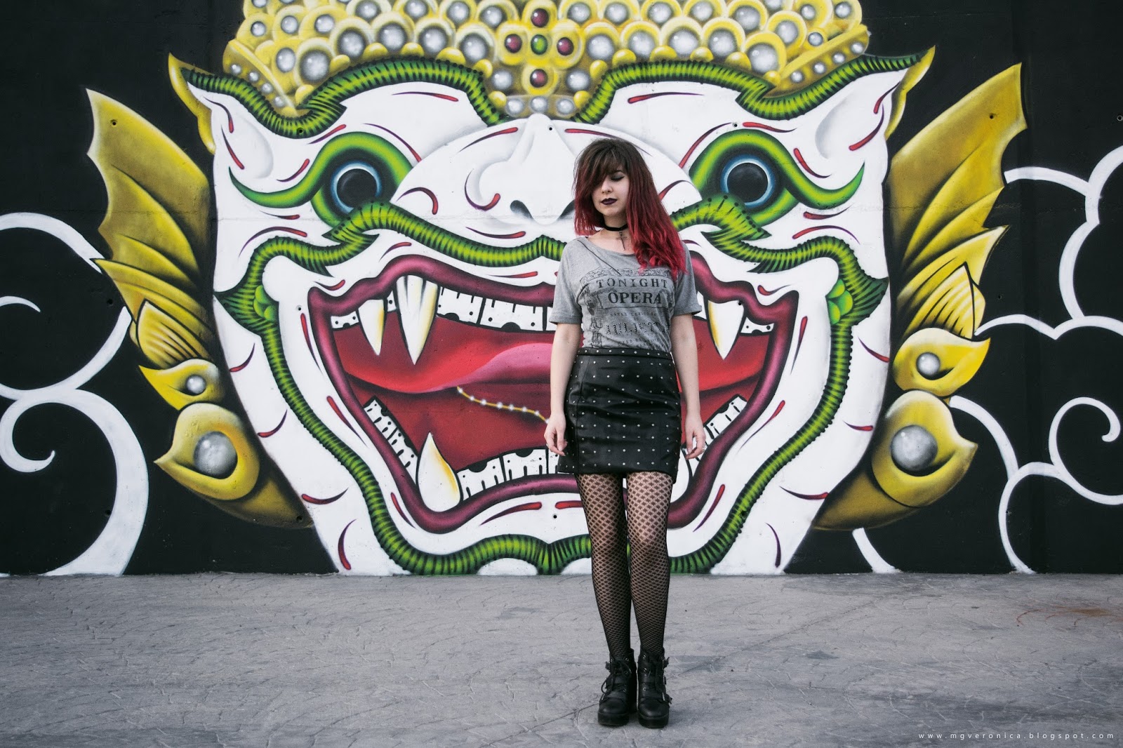 Verónica MG blog: Grunge but fashion || Siam mall Shaking Well wall art