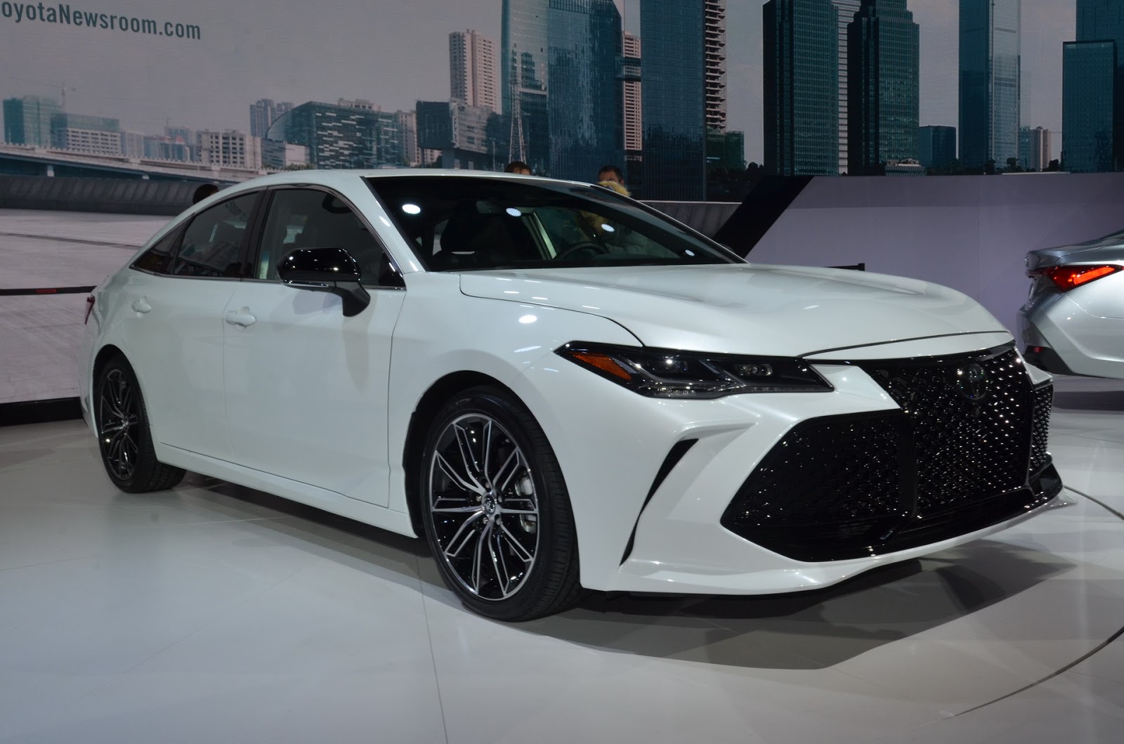2019 Toyota Avalon Edges Closer To Lexus, Adds Apple CarPlay Too - car news