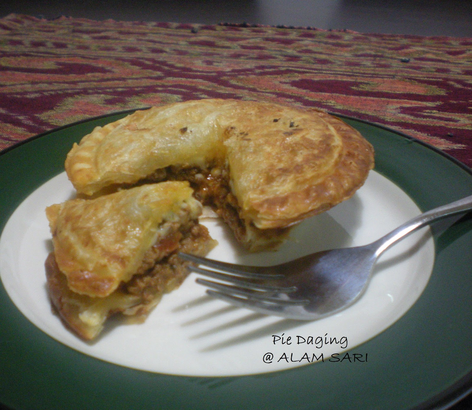 ADA yang tergugat iman ke tengok Pie Daging ni?? Pastinya tak, kan ...