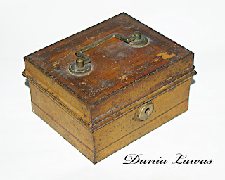 Dunia Lawas: kotak besi kecil