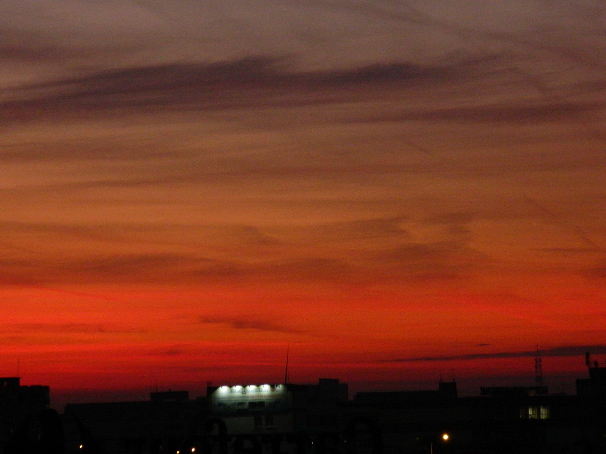 LA MULTI ANI, ROMANIA!: Cer colorat la rasarit