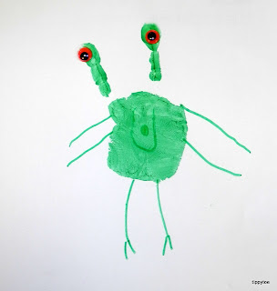 Tippytoe Crafts: Alien Handprints