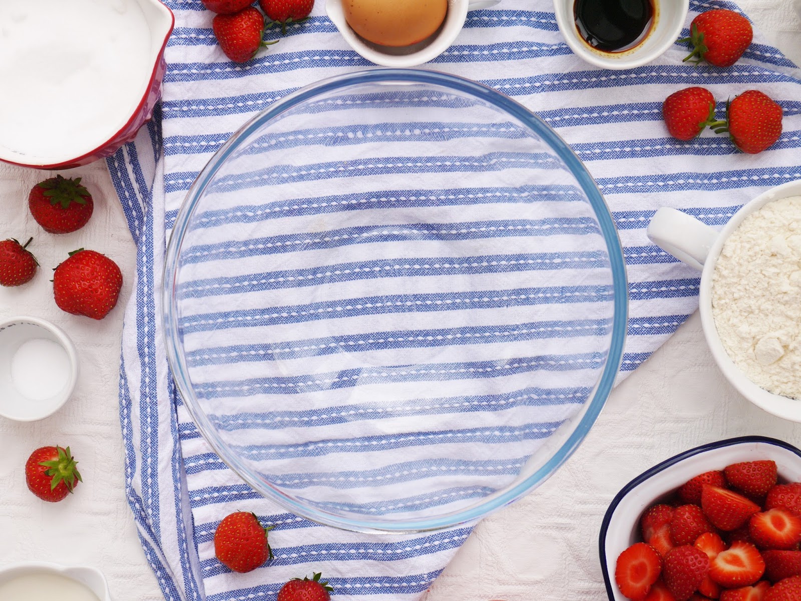 This Muslim Girl Bakes: Strawberry Cake.