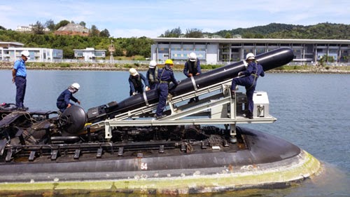 DEFENSE STUDIES: KD Tun Razak Laksanakan Uji Coba Penembakan Torpedo ...