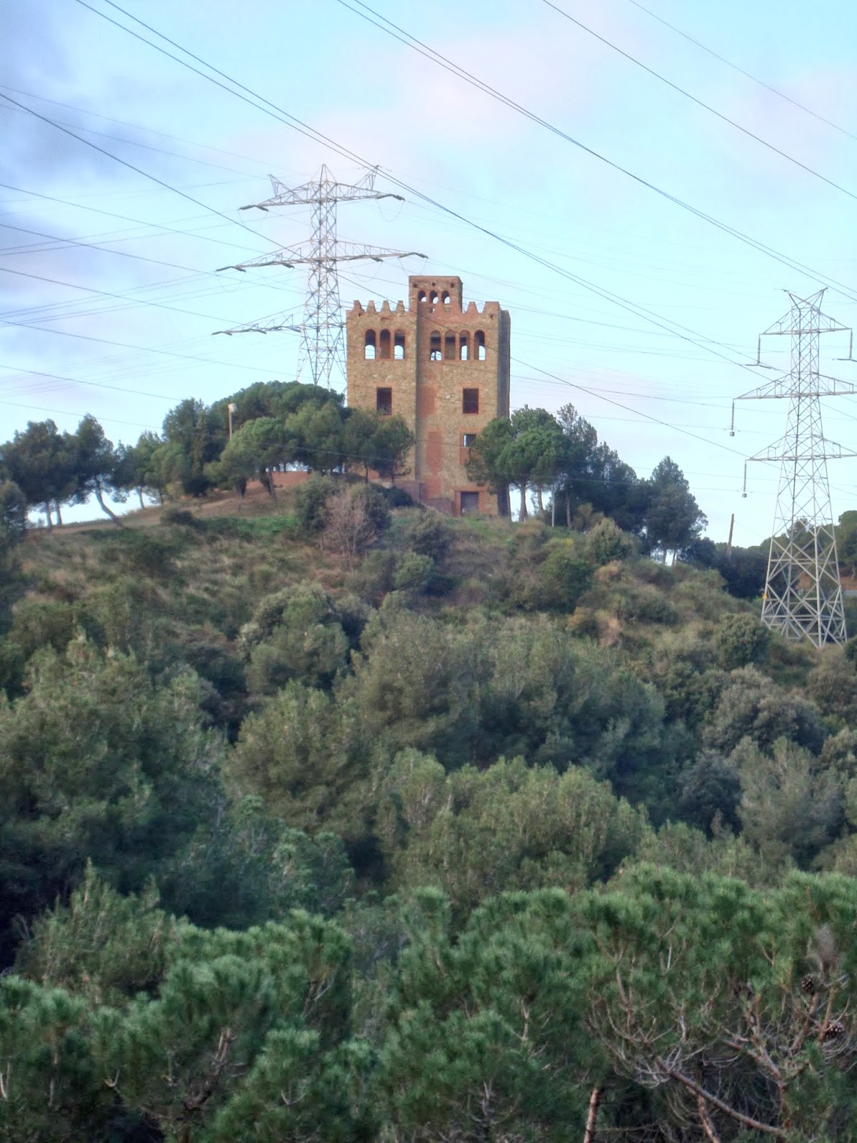 VIAJES EN LA MOCHILA: 97.- EL CASTILLO DE TORRE BARÓ (BARCELONA, ESPAÑA)