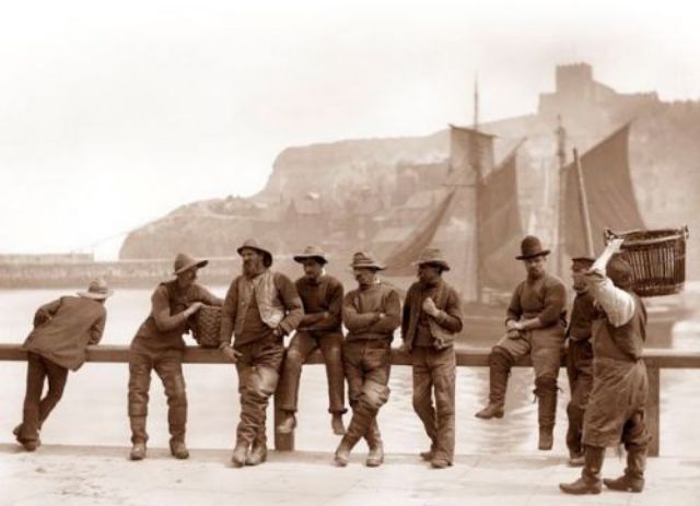 30 Vintage Photographs of Fisher People Around the Small North ...