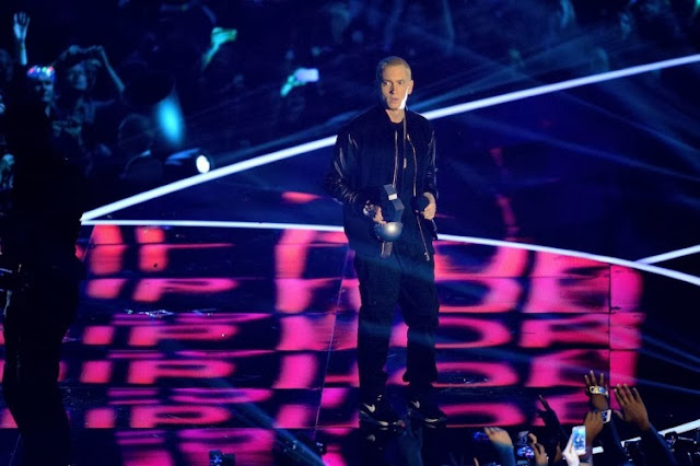 NWK to MIA: Eminem Takes Home 2 Awards & Performs 'Berzerk' x 'Rap God ...