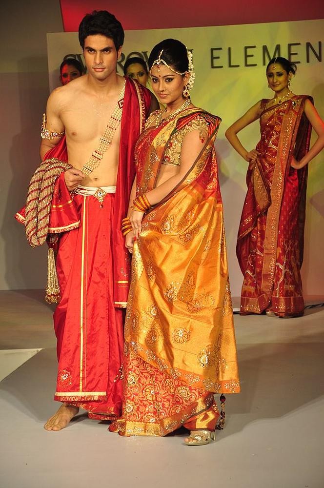 Sneha beautiful in Wedding PattuSari Stills ~ MovieONE Gallery