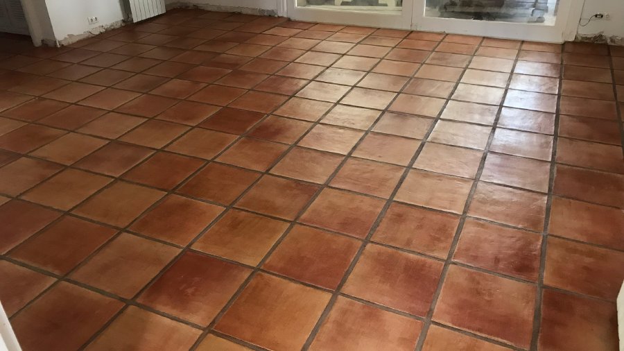 TRATAMIENTO SUELO DE BARRO TONALIDAD CLARA CON ACABADO EFECTO RUSTICO CUERO