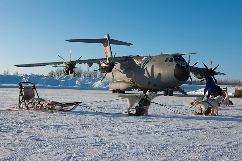 OS AIRBUS A400M ATLAS TOMAM FORMA (M793 - PM144/2012) ~ PÁSSARO DE FERRO