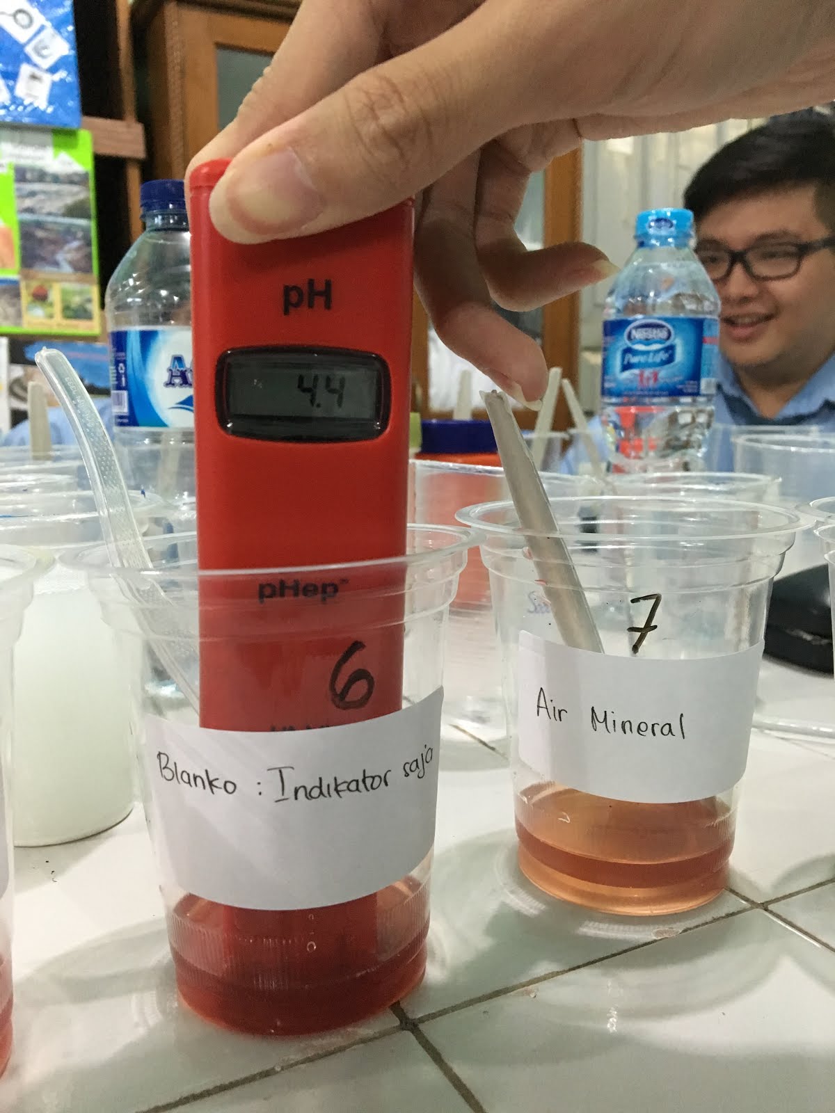 CHEMISTRY LIVES EVERYWHERE: Praktikum Mengukur Trayek PH dan Uji ...