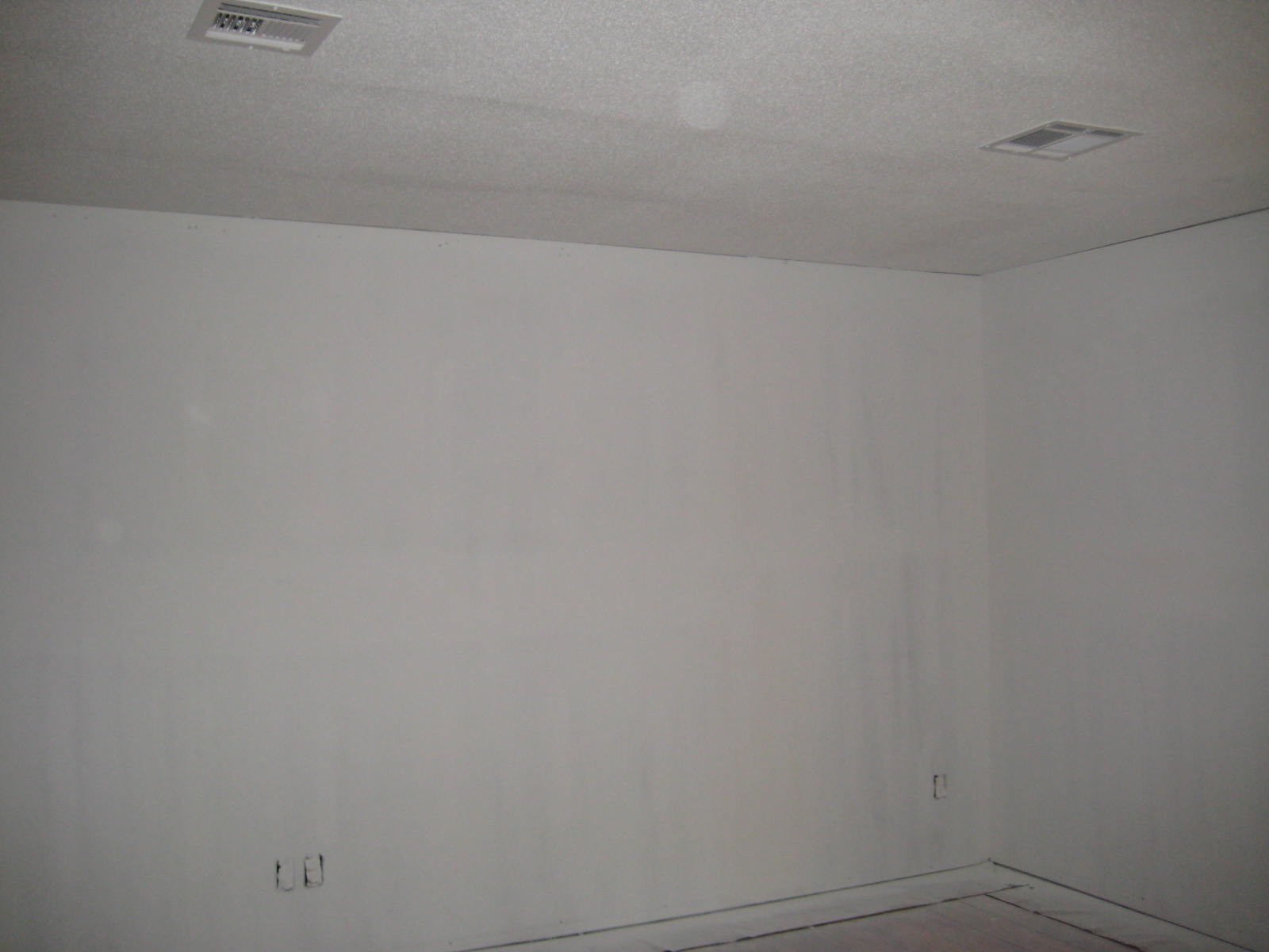 Leigh's Little Flip: White Walls, White Ceilings