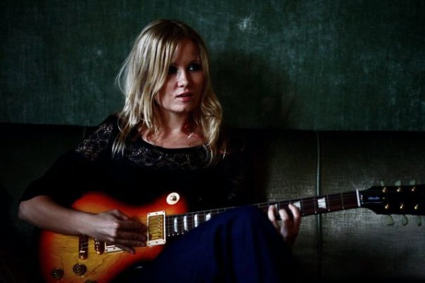 Emma Ejwertz: Emma the loop girl