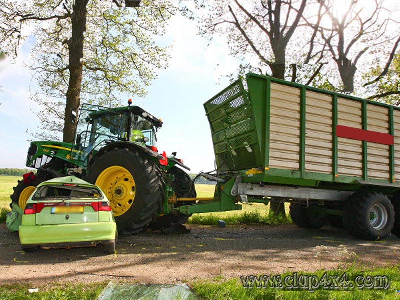 Tractors - Farm Machinery: John Deere Accident