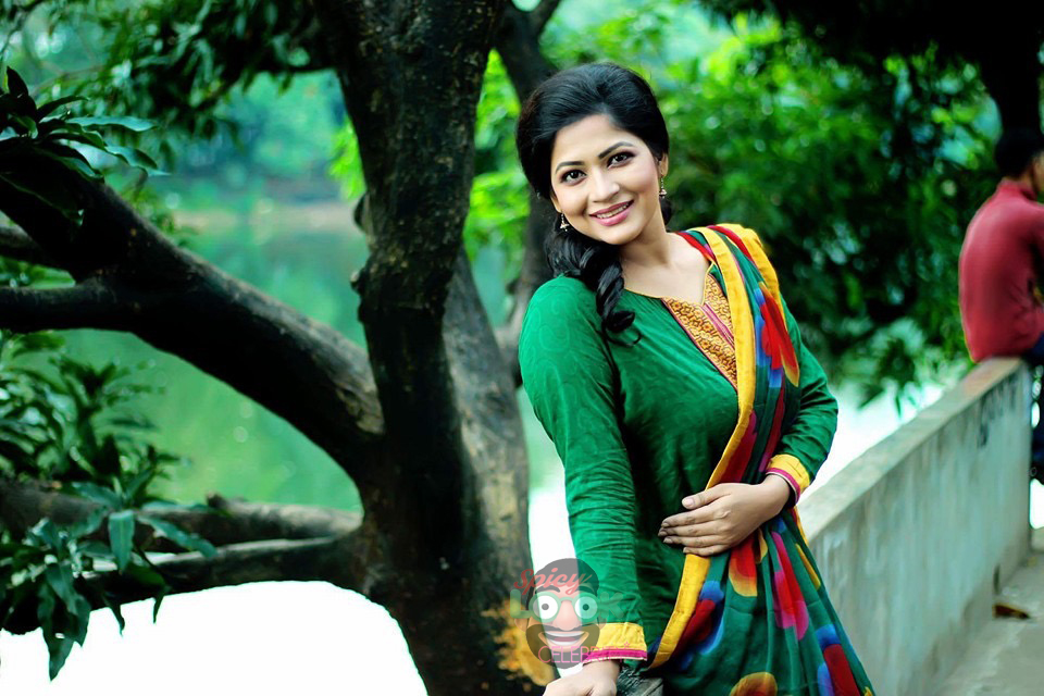 Bangladeshi Actress: Azmeri Haque Badhon