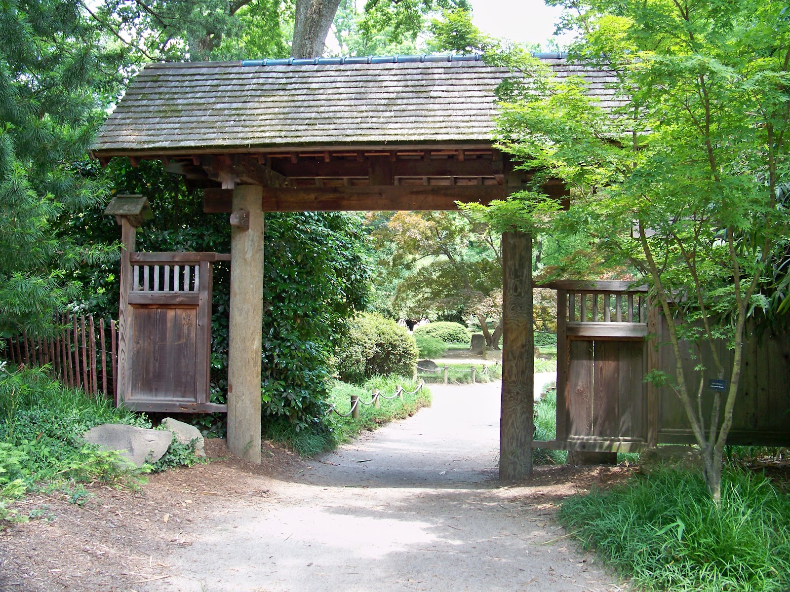 Japanese Zen Garden: Zen Bridge - Pond - Path