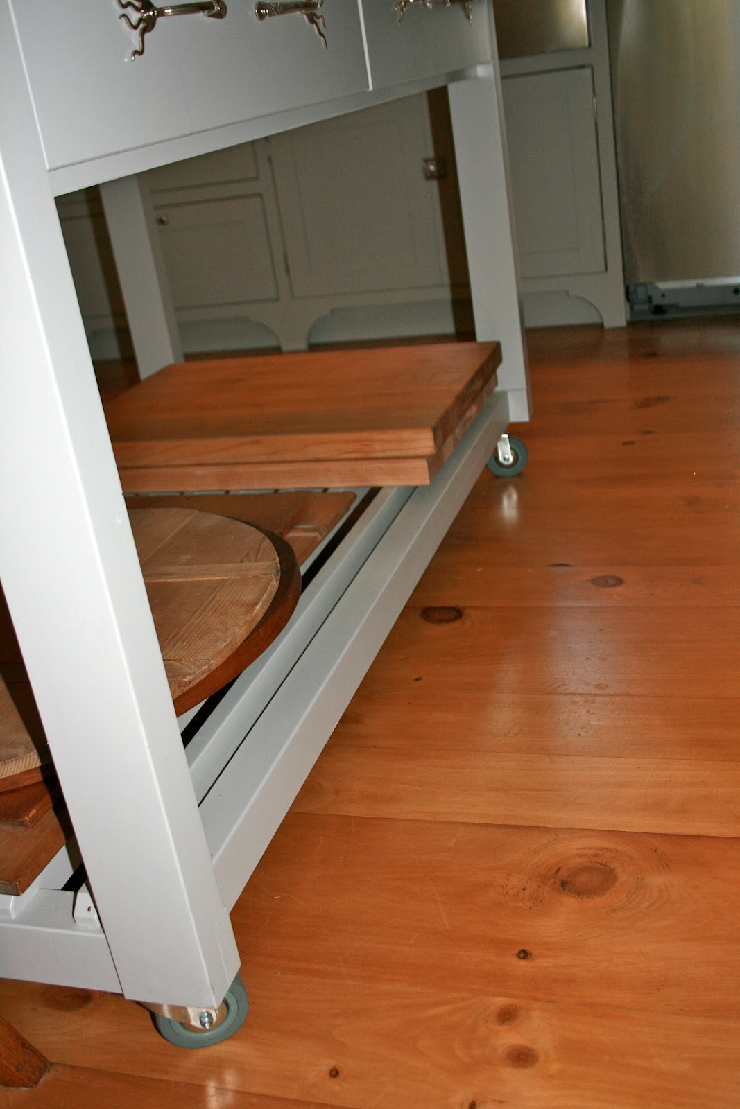 The Polished Pebble: Movable Kitchen Islands