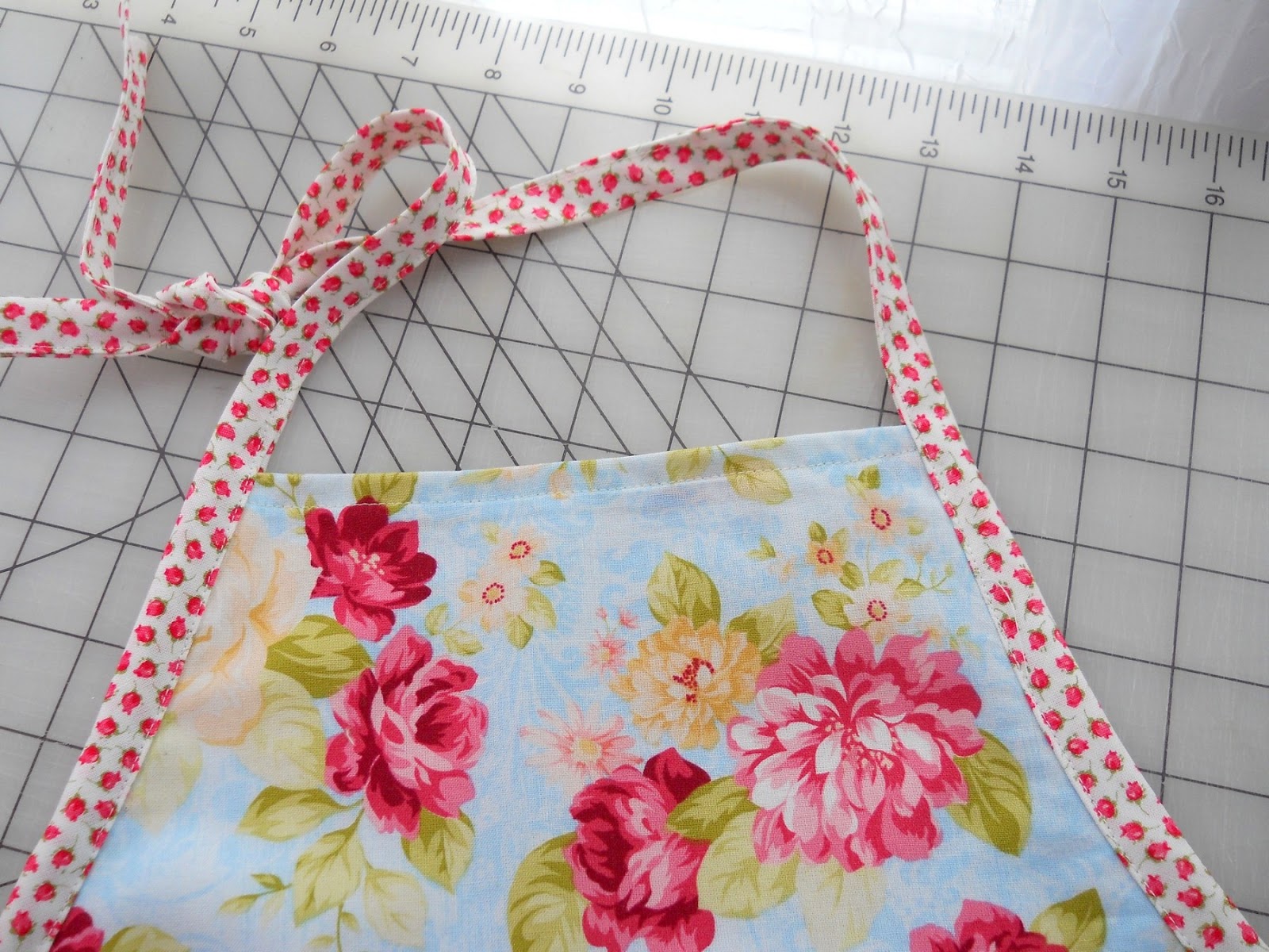 Kathys Cottage: Easy Apron Tutorial