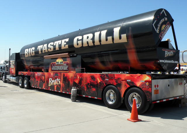 Pix Grove: World's Largest Barbecue on Wheels