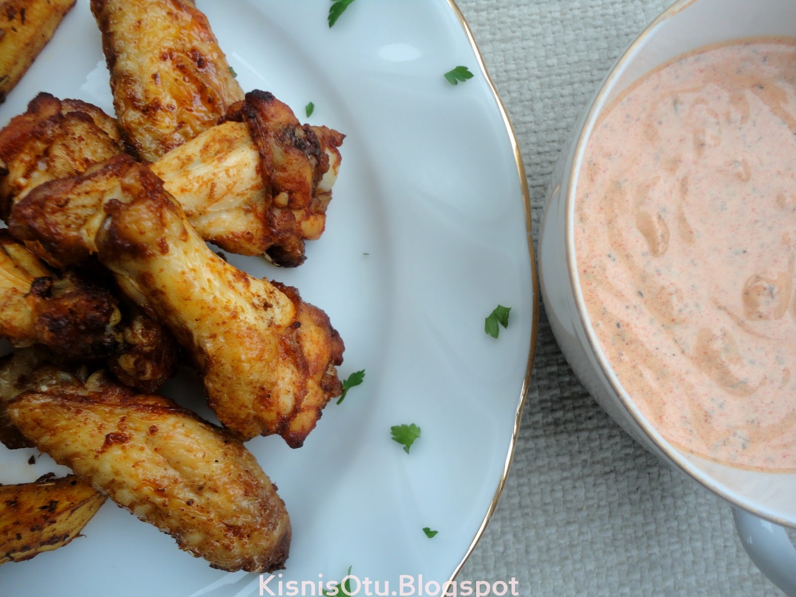 ACILI TAVUK KANATLARI BAHARATLI FIRIN PATATES VE DİP SOS EŞLİĞİNDE ...