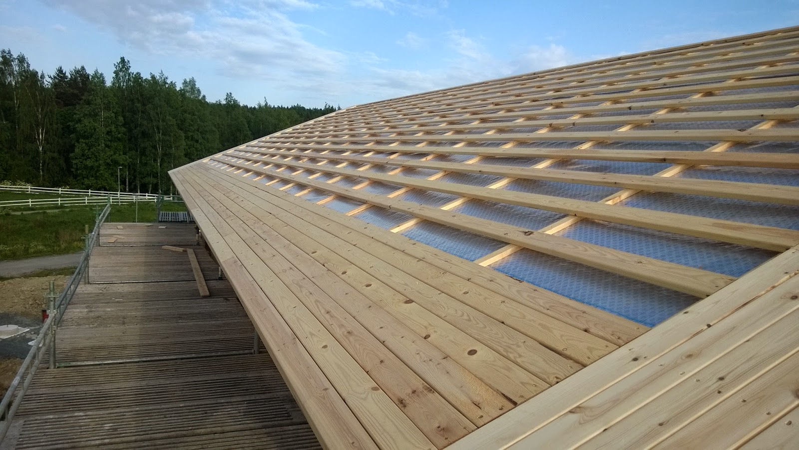 Hirsitalon rakentaminen: Aluskate ja -laudoitus