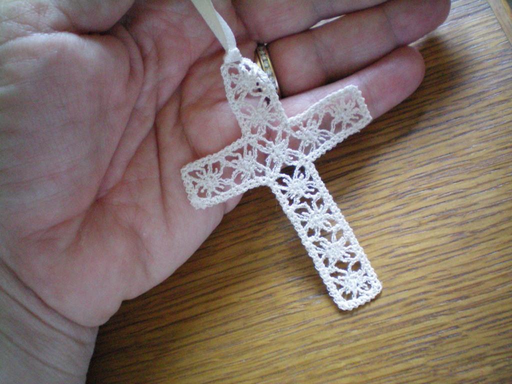 Elisabeth Jean: Another lace cross...