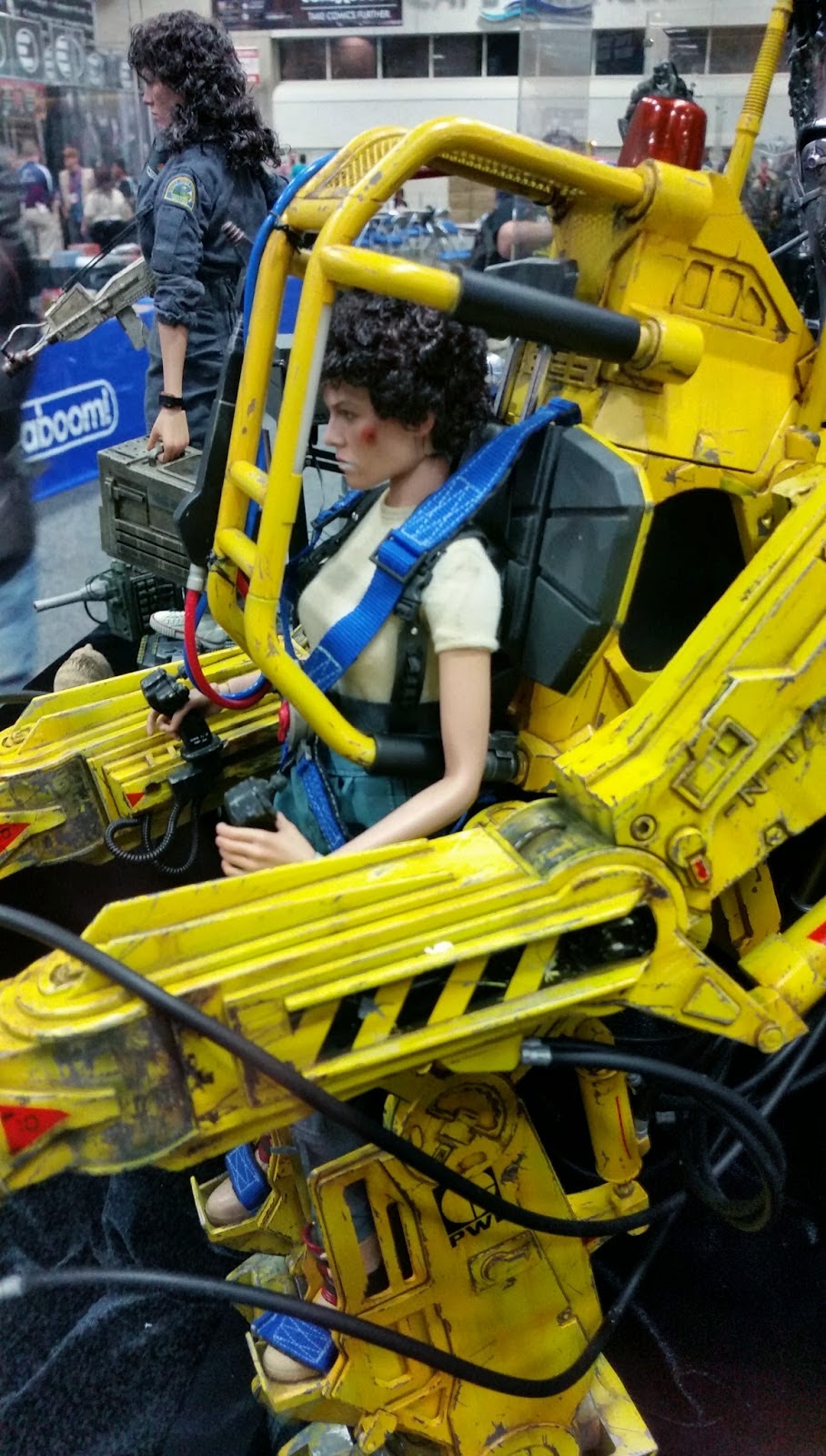 A R T I C U L A T E - M E: Hot Toys 1/6 Scale Ellen Ripley & Power Loader