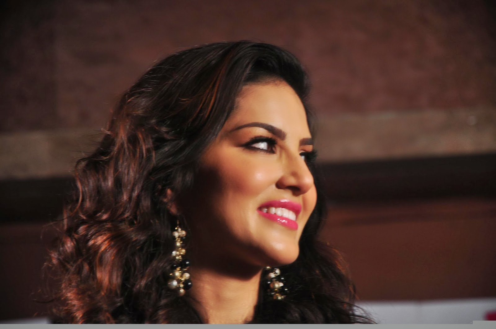 Na-adda: Sunny Leone Latest Stills at Sharjah