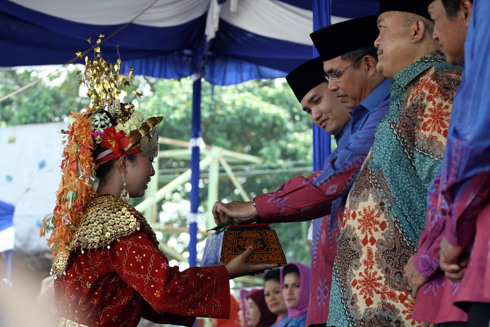 Kabupaten Musi Banyuasin: Tari Stabek pada Pembukaan Muba Expo 2012 Kabupaten Musi Banyuasin: Tari Stabek pada Pembukaan Muba Expo 2012